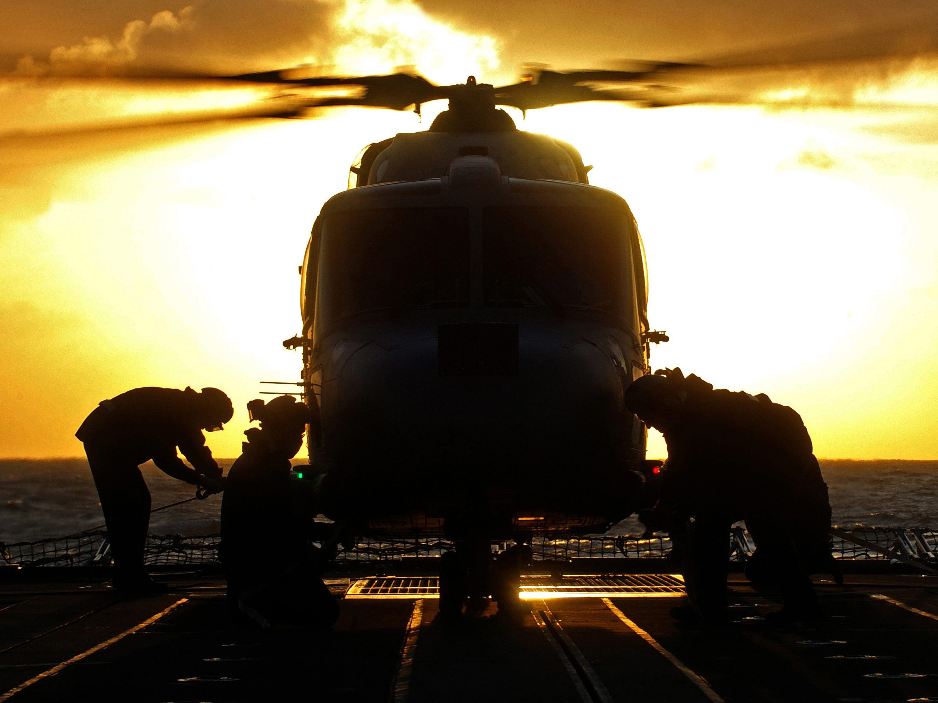 Royal Navy Aircraft Engineering Technicians and Lynx helicopter Photo ...
