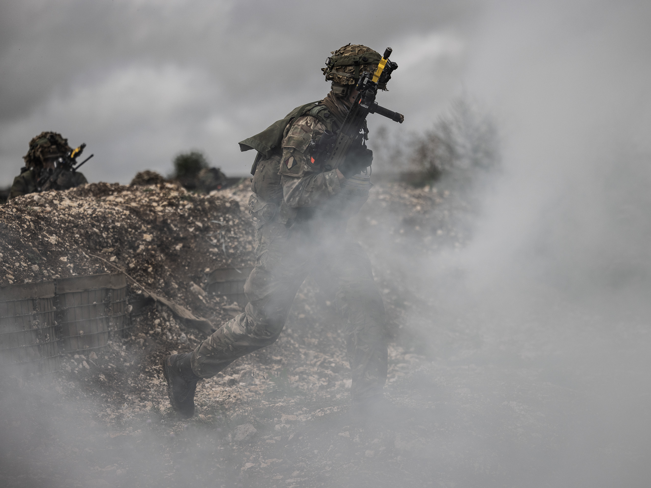 British Army Soldier running through smoke Photo Print Wall Art Milita ...