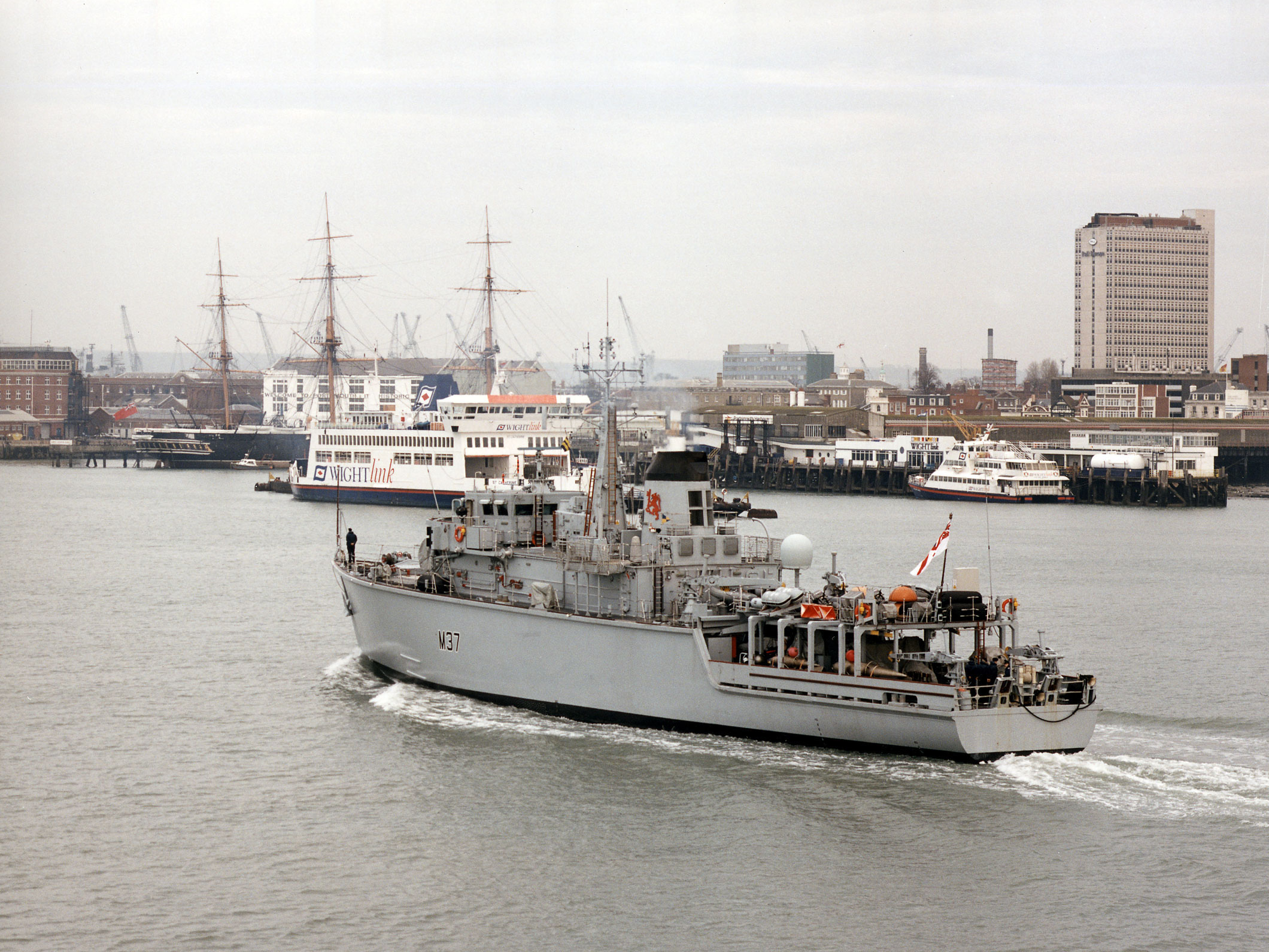 HMS Chiddingfold (M37) Royal Navy Hunt Class Minehunter Entering Ports ...