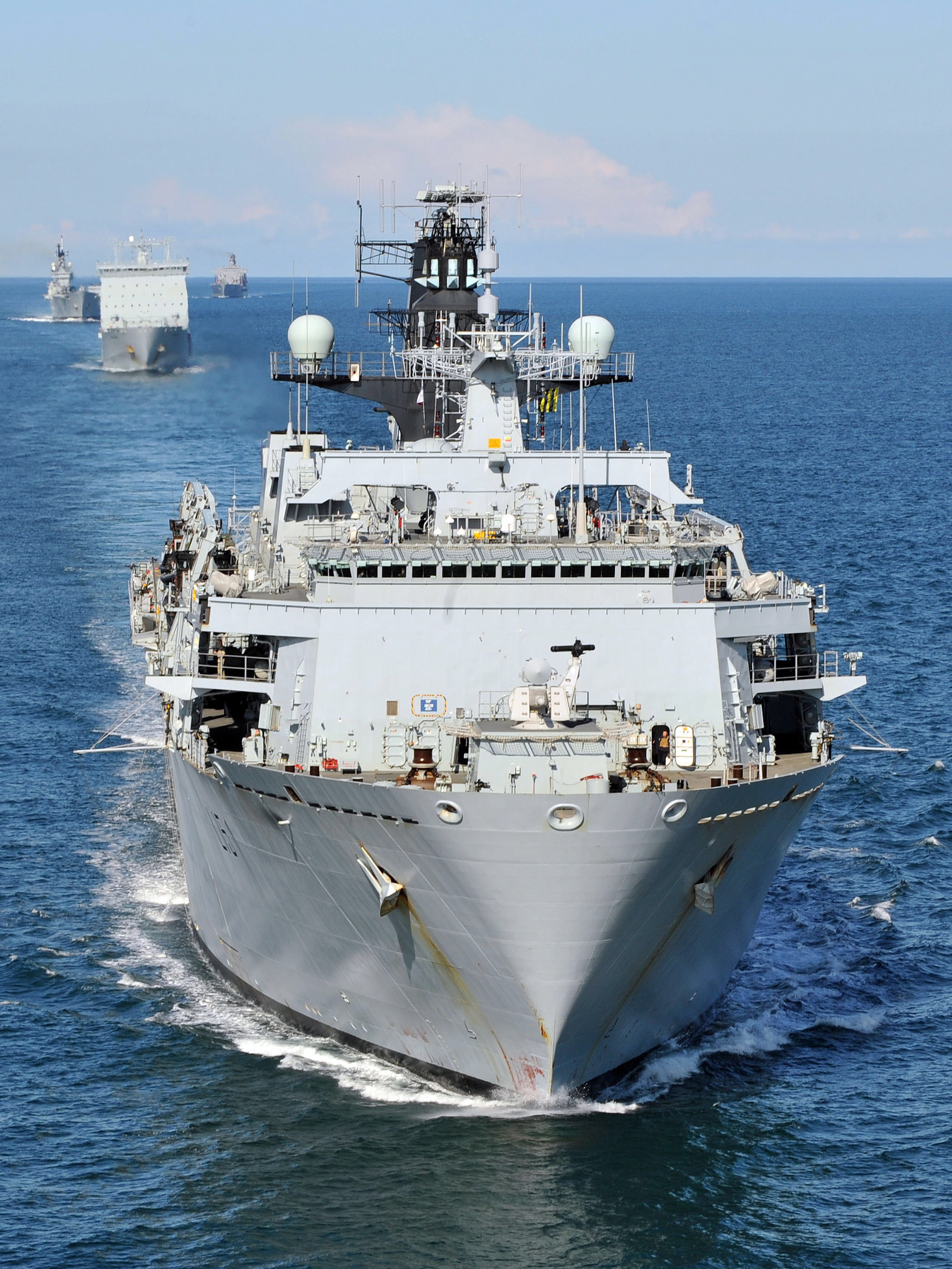 HMS Bulwark (L15) Royal Navy Albion Class Amphibious Ship Joint Warrio ...