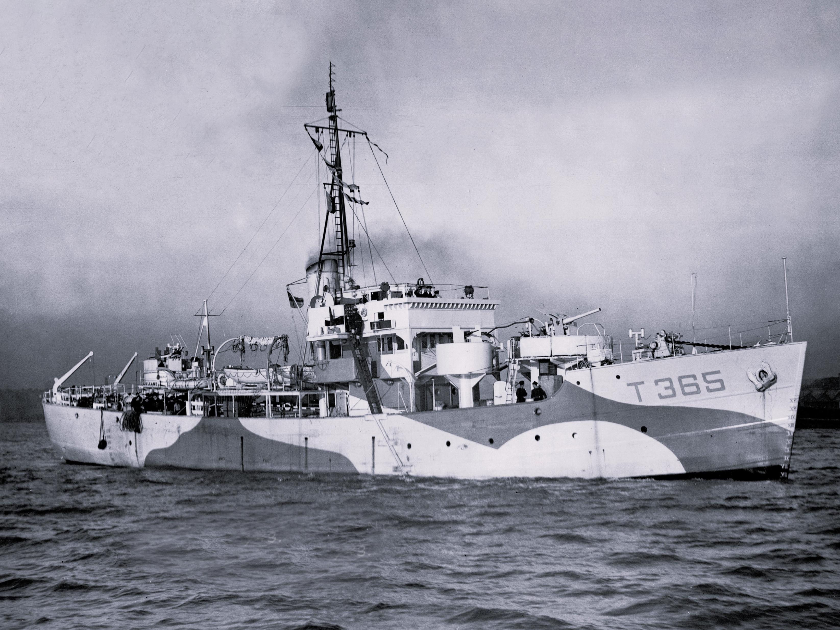 HMS Gulland (T365) - At sea 1943 - Royal Navy Isles Class Trawler ...