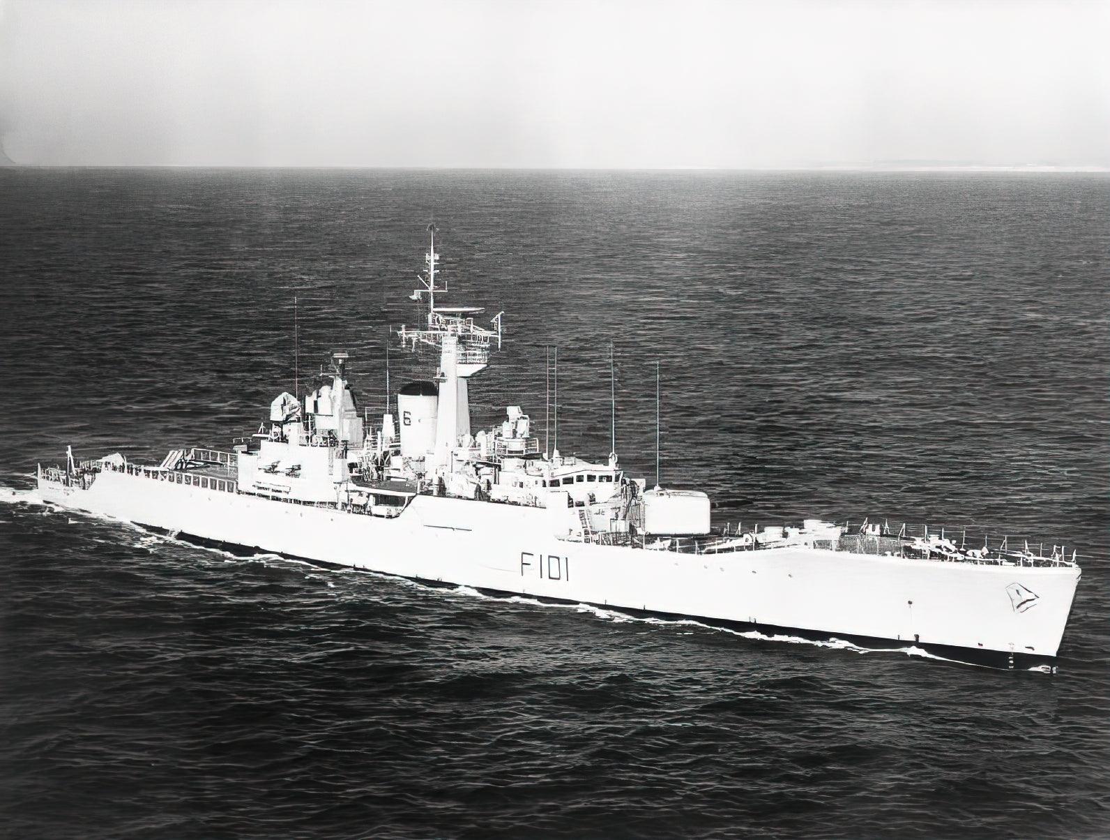 HMS Yarmouth (F101) Photo Print - High Starboard Bow View - Royal Navy ...