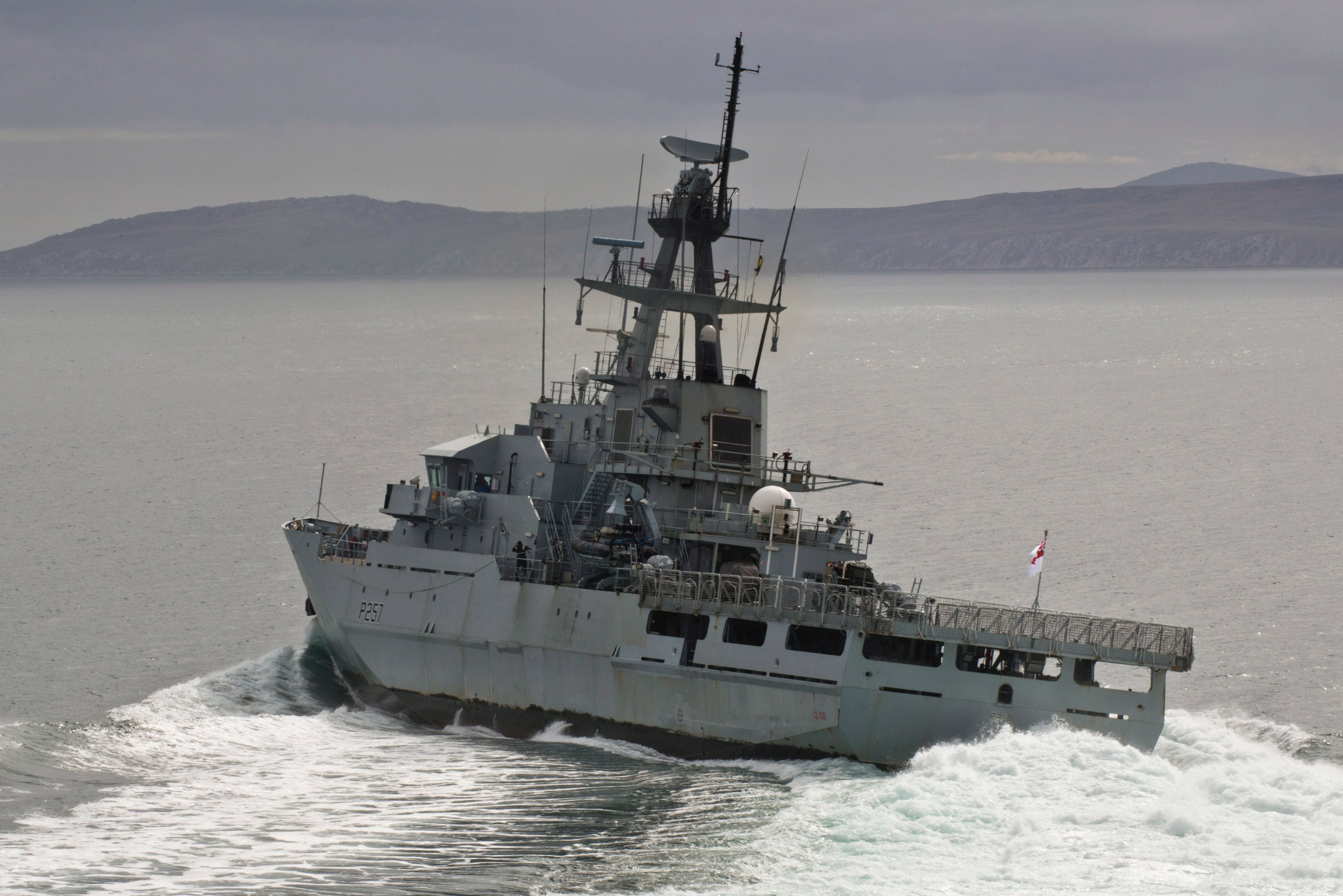 HMS Clyde (P257) - Hard Turn - Royal Navy River Class Patrol Vessel ...