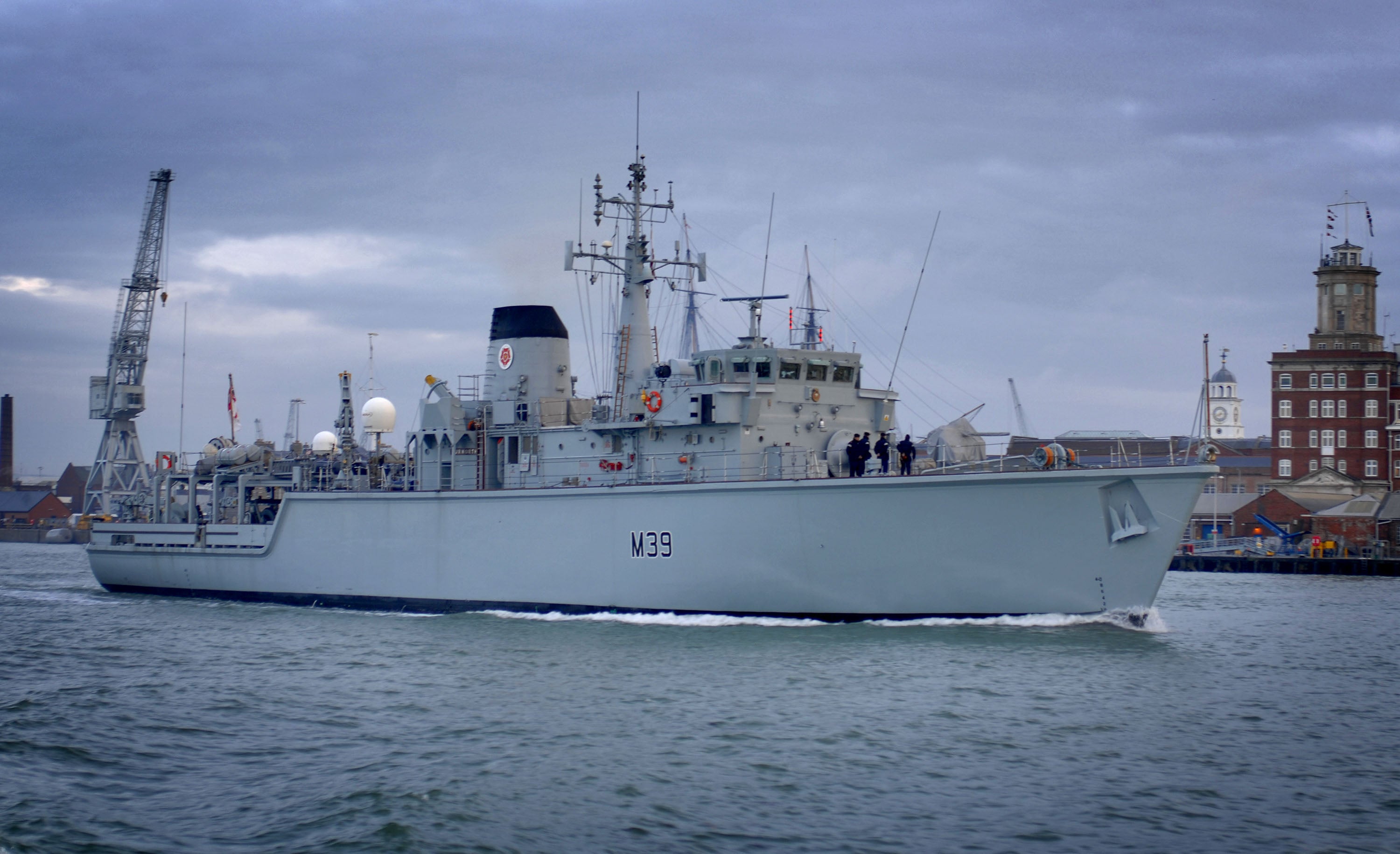 HMS Hurworth (M39) - Leaving Portsmouth - Royal Navy Hunt Class Mine ...