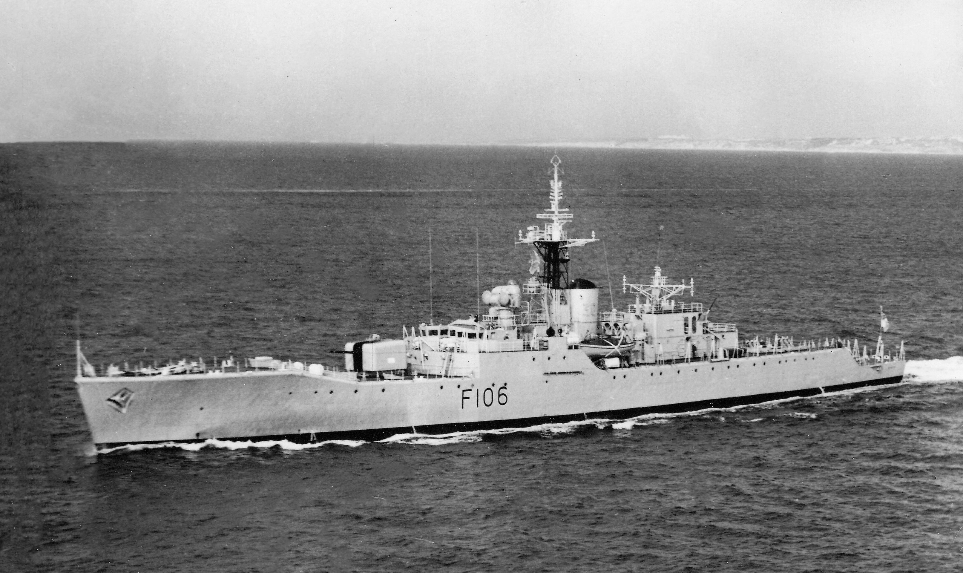 HMS Brighton (F106) Photo Print - high Port Side View - Royal Navy Rot ...