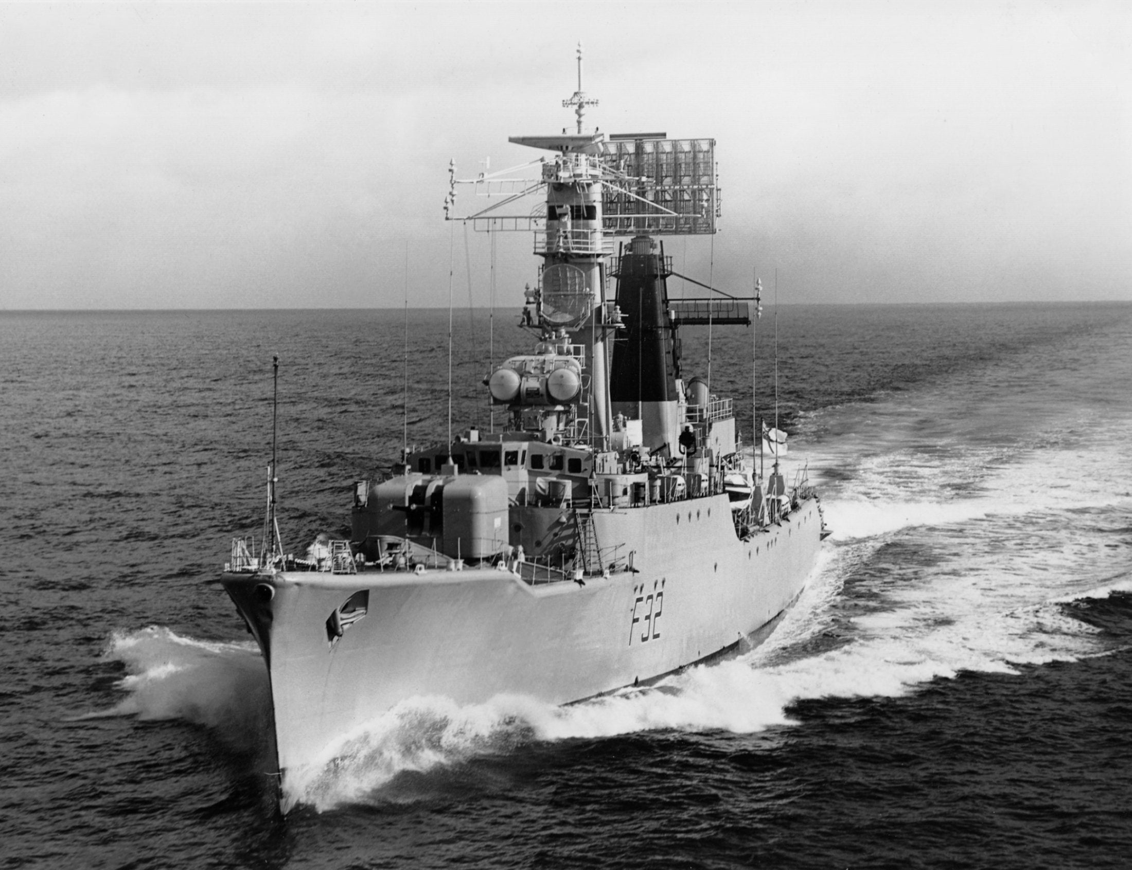 HMS Salisbury (F32) Photo Print - Port Bow View - Royal Navy Salisbury ...