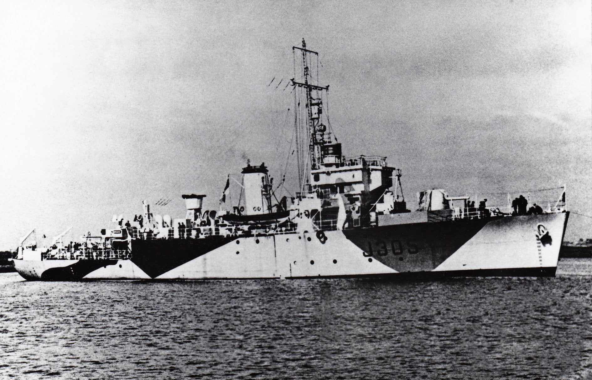 HMS Brave (J305) Photo Print - Starboard Side View - Royal Navy Algeri ...