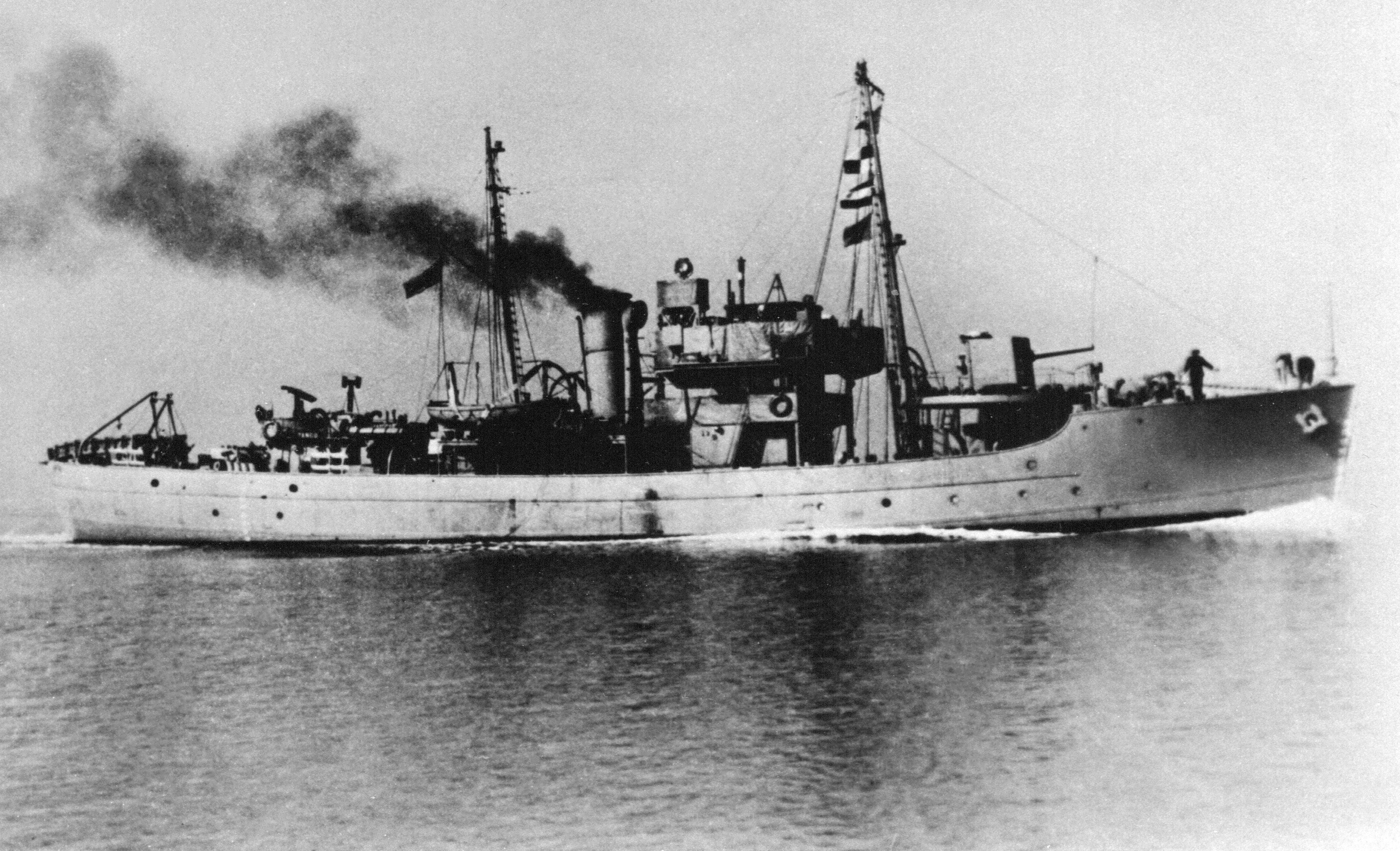 HMS Tango (T146) - Underway - Royal Navy Dance Class Trawler Warship ...