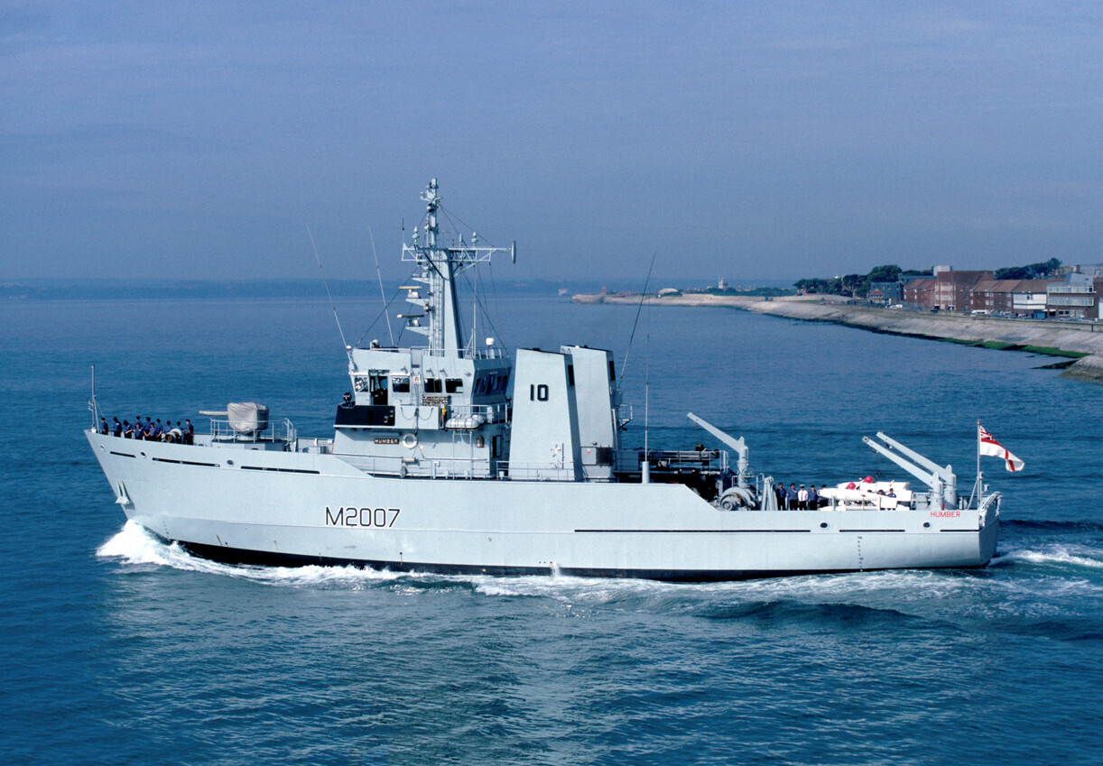 HMS Humber (M2007) - Leaving Portsmouth - Royal Navy River Class ...