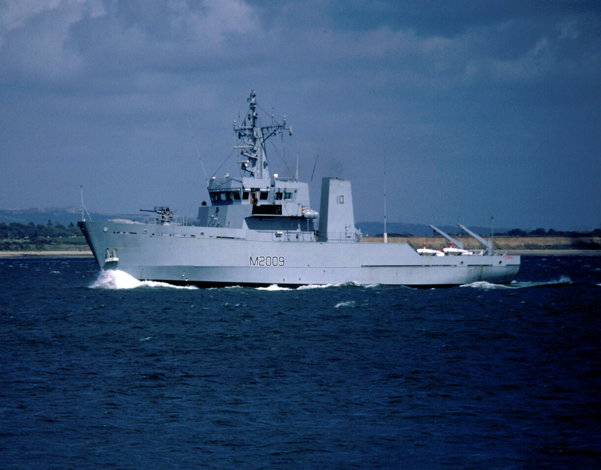 HMS Itchen (M2009) Photo Print - Port Side View - Royal Navy River Cla ...