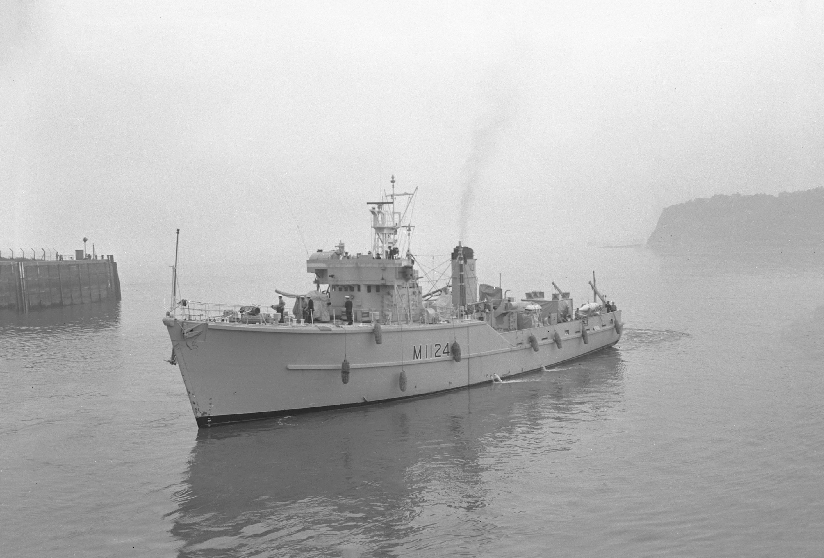 HMS St David (M1124) - Port Side View - Royal Navy Minesweeper Warship ...