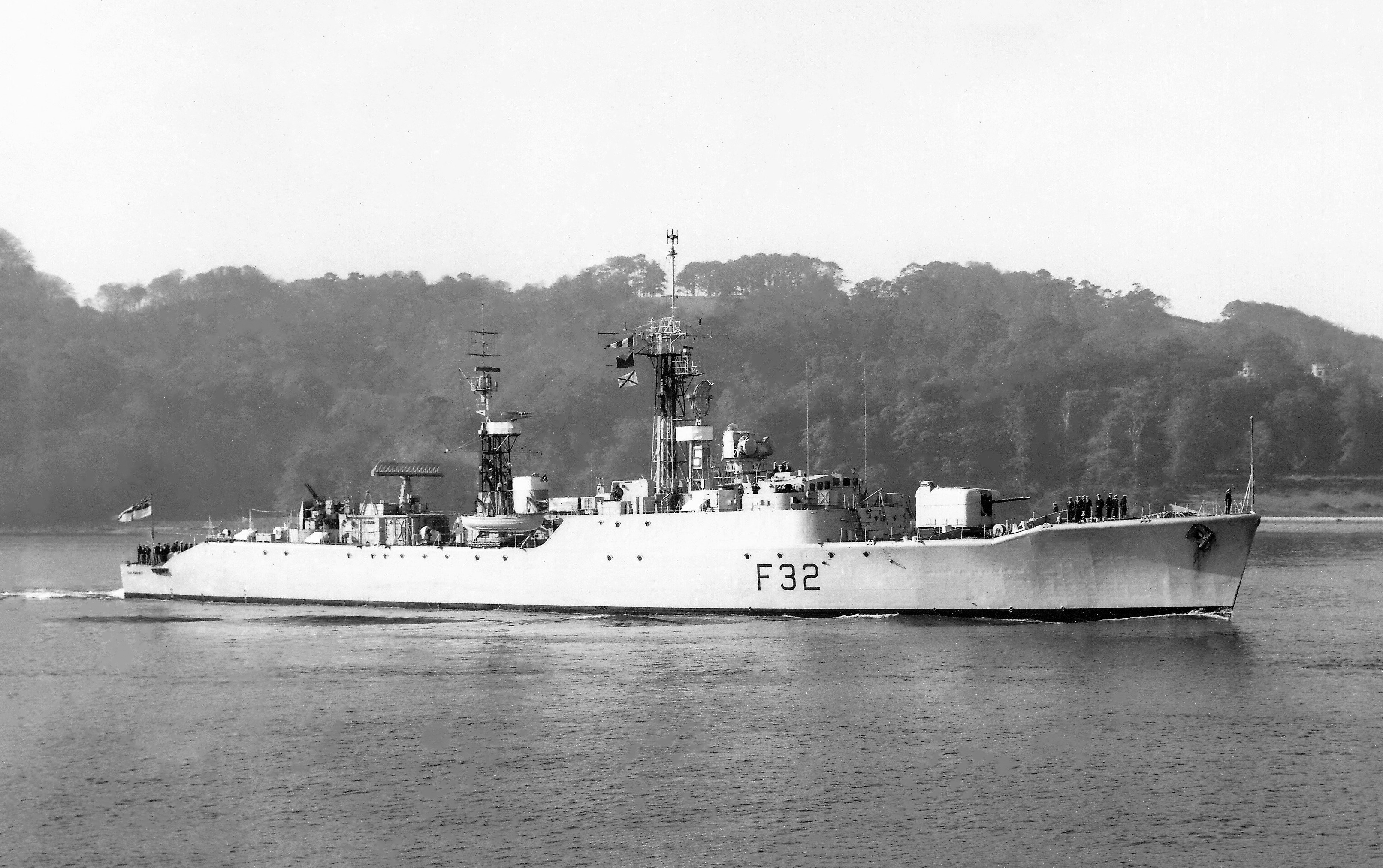 HMS Salisbury (F32) - Starboard Beam View - Royal Navy Salisbury Class ...