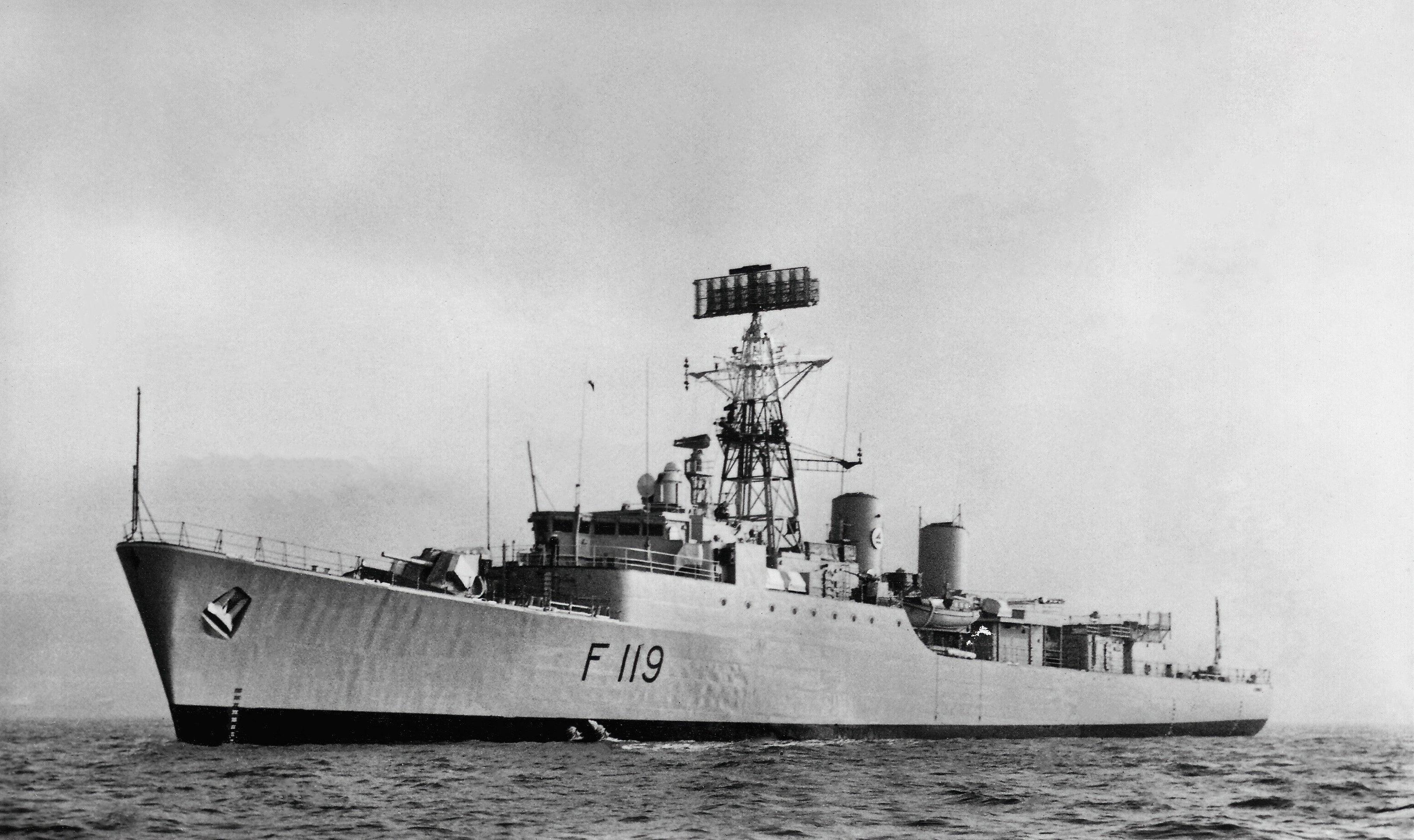 HMS Eskimo (F119) - Low port Side View - Royal Navy Tribal Class ...