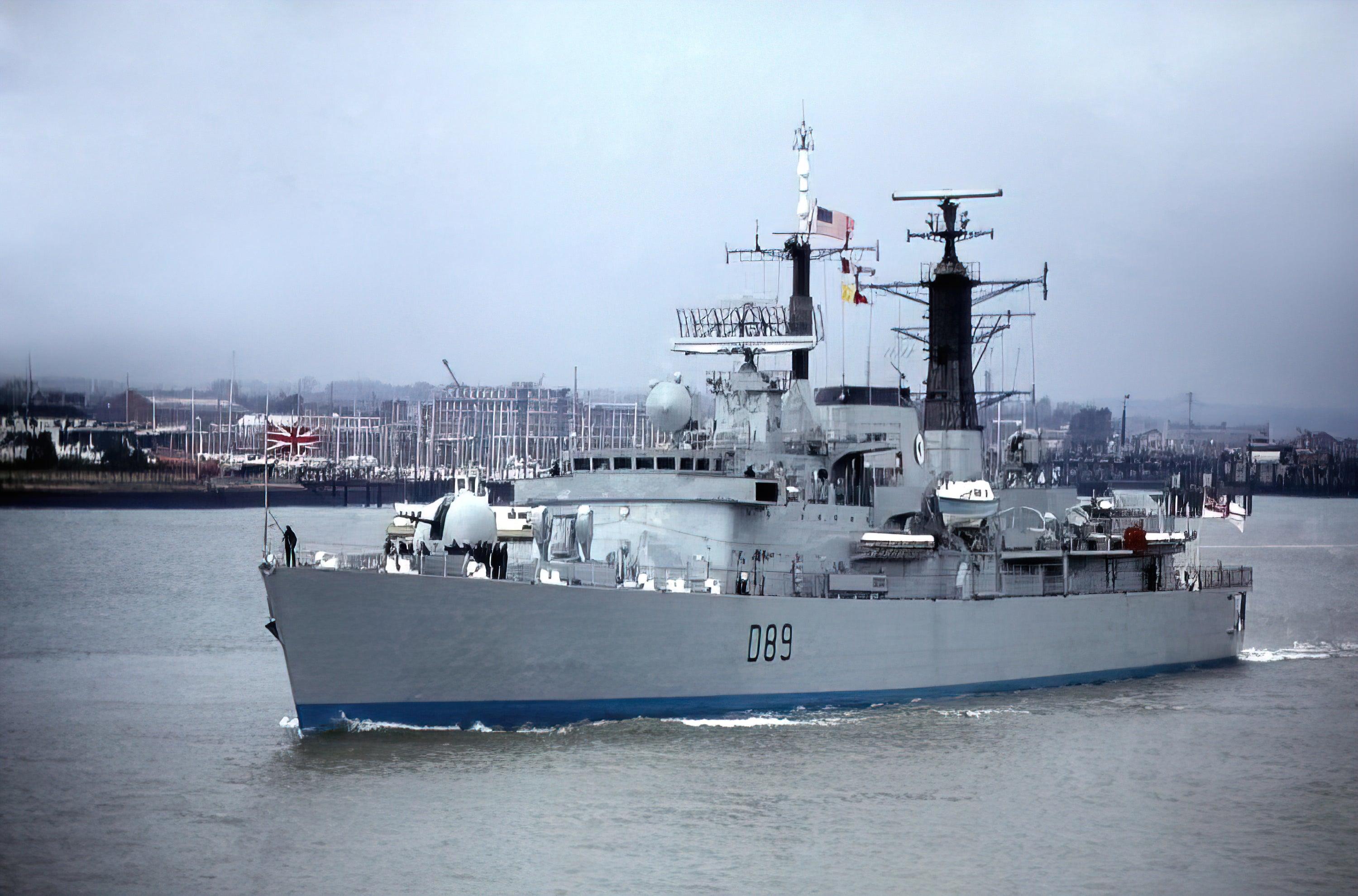 HMS Exeter (D89) - Leaving Portsmouth - Royal Navy Type 42 Destroyer ...